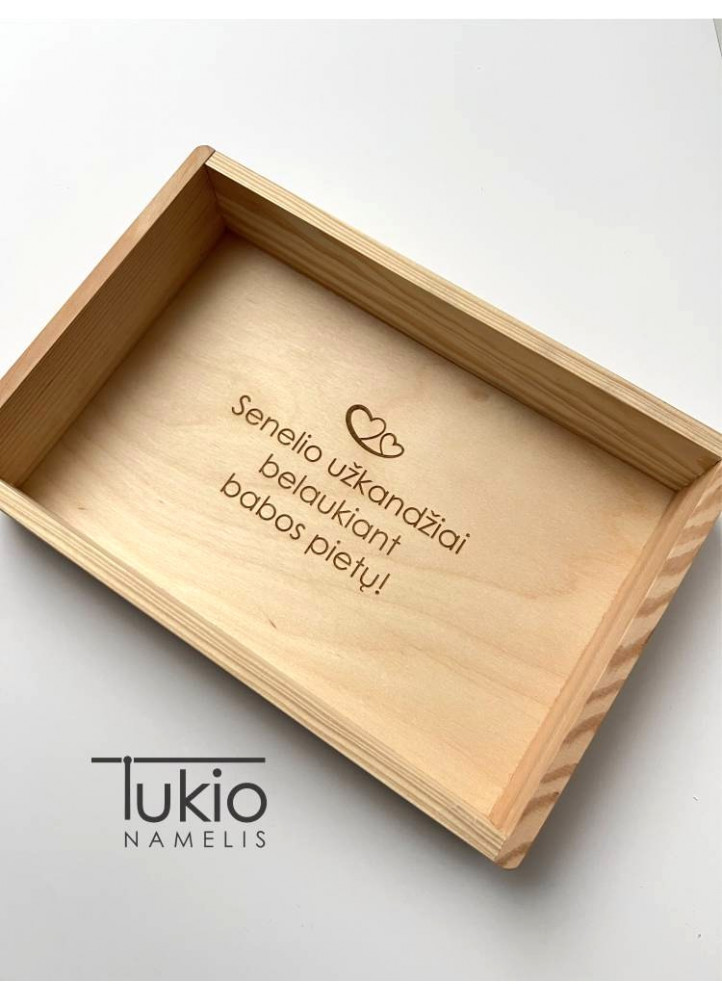 Graviruotas medinis padėklas https://tukionamelis.lt/